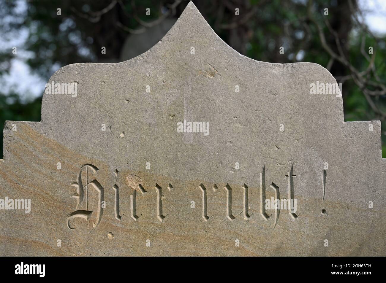 Old sandstone gravestone hi-res stock photography and images - Alamy