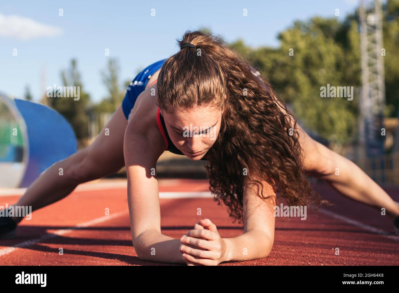 Female athlete on track bend hi-res stock photography and images - Alamy