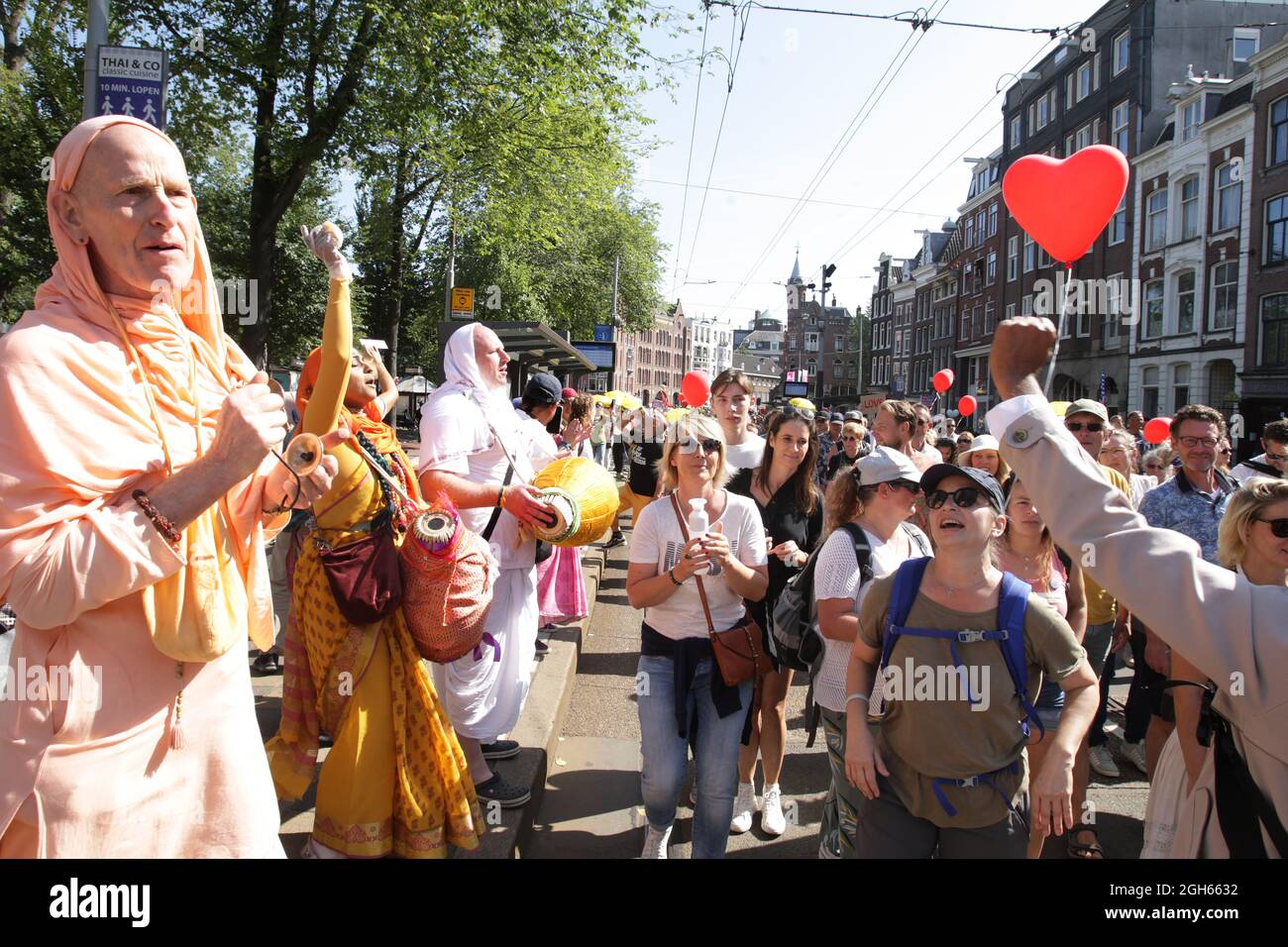 Ten thousand people protest 'Together for the Netherlands' is aimed at ...