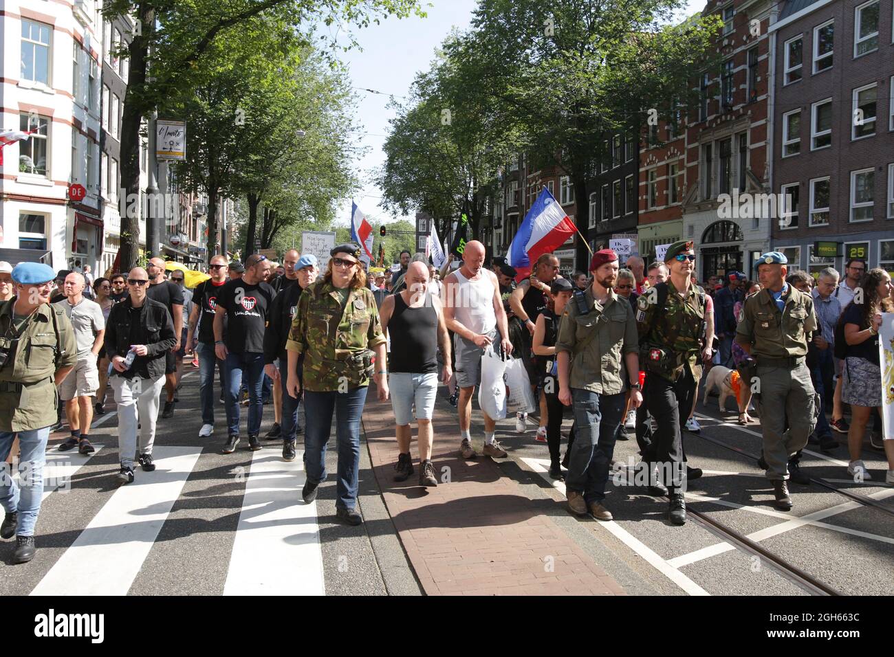 Ten thousand people protest 'Together for the Netherlands' is aimed at ...