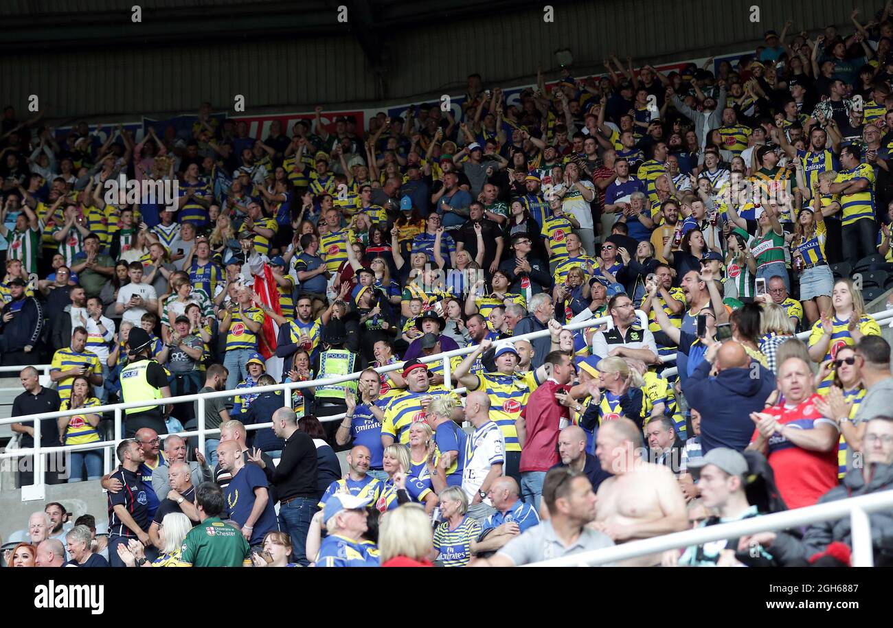 Warrington wolves fans in stands hi-res stock photography and images ...