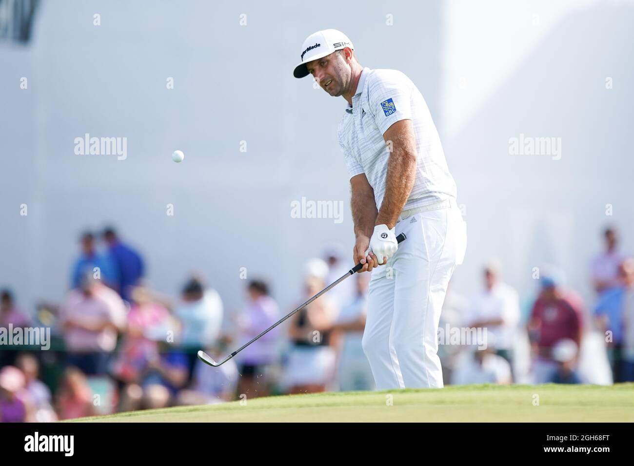 Atlanta, Georgia, USA. 4th Sep, 2021. Dustin Johnson chips on to the ...
