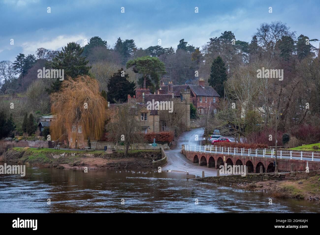 Riverside english village hi-res stock photography and images - Alamy