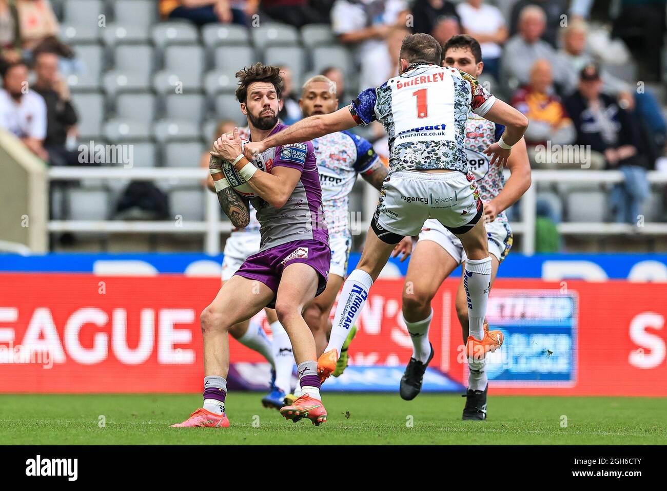 Will Dagger (19) of Hull KR collects the high ball Stock Photo - Alamy
