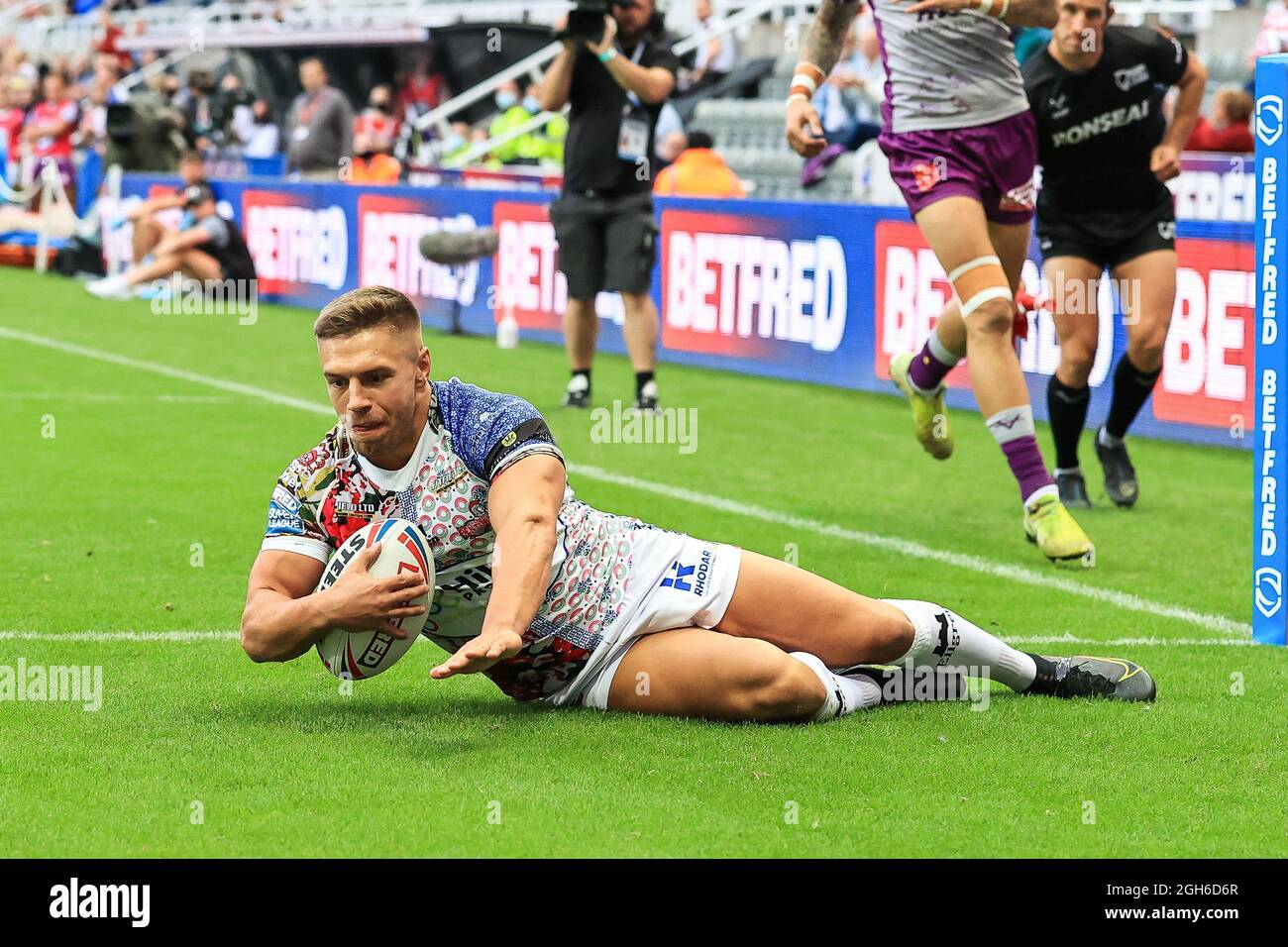 Matty Russell (2) of Leigh Centurions goes over for a try Stock Photo ...