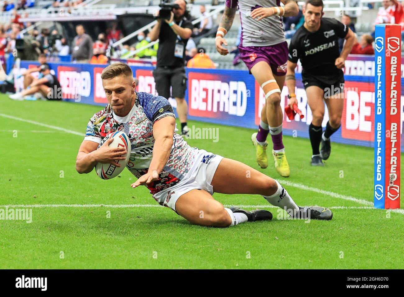 Matty Russell (2) of Leigh Centurions goes over for a try Stock Photo ...