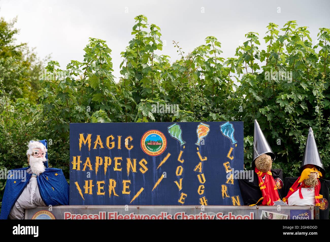 Sign outside rural primary school Stock Photo - Alamy