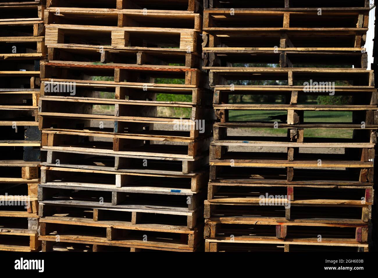 Rows of pallets hi-res stock photography and images - Alamy