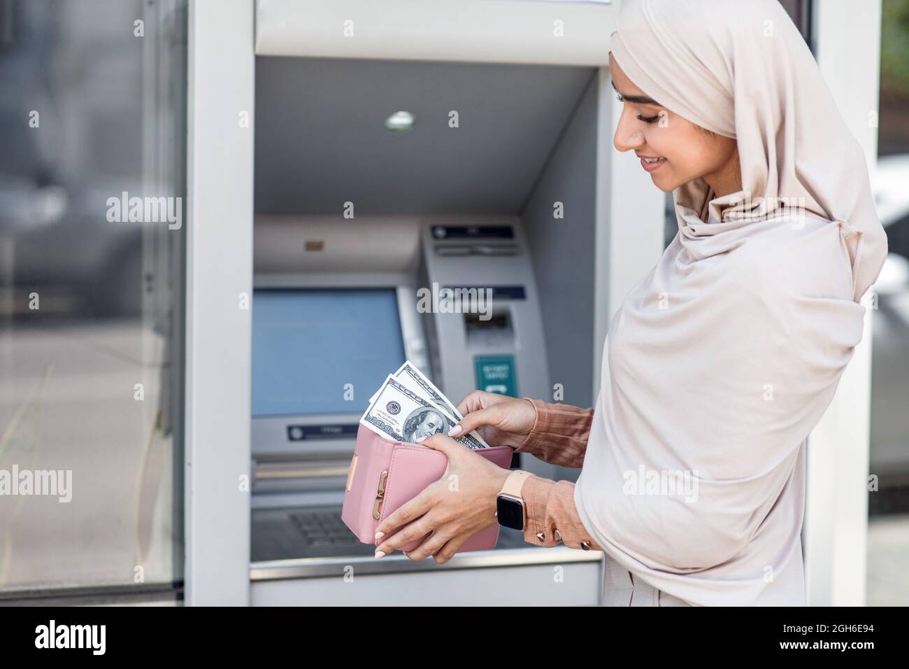 Muslim woman in hijab money hi-res stock photography and images - Alamy