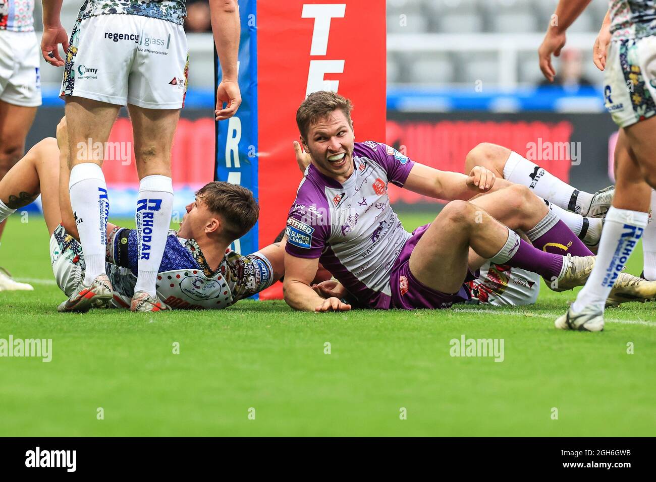 Matt Parcell (9) of Hull KR goes over for a try Stock Photo - Alamy