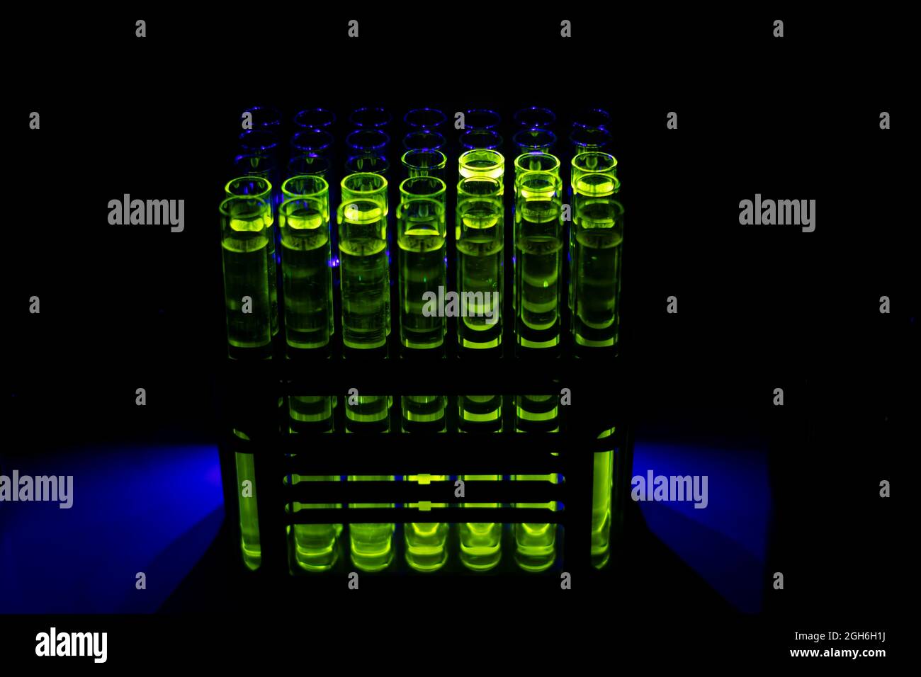 Fluorescent green compound solution collected from column ...