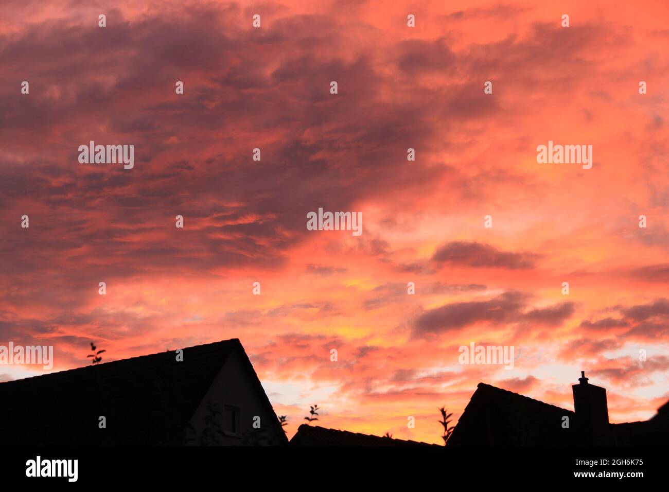 Red cloudy sky hi-res stock photography and images - Alamy