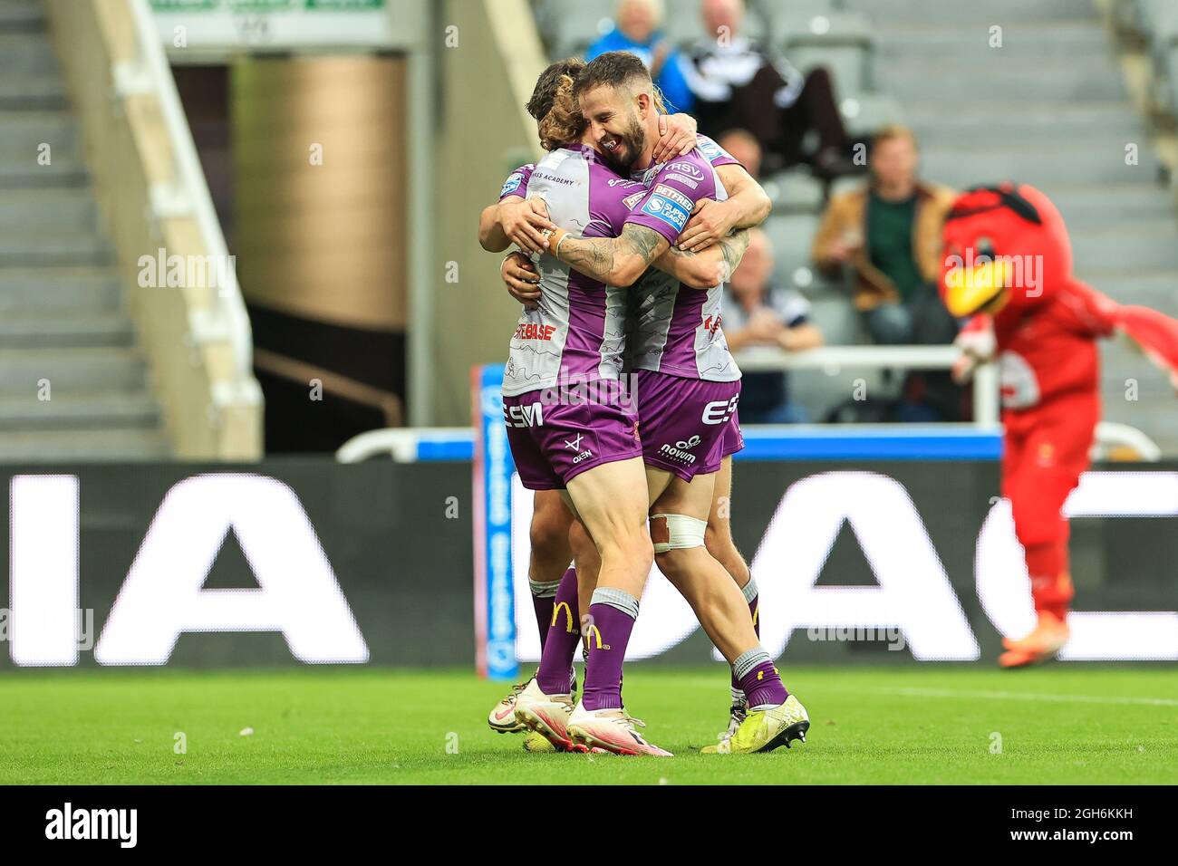 Joe Keyes (24) of Hull KR goes over for a try Stock Photo - Alamy