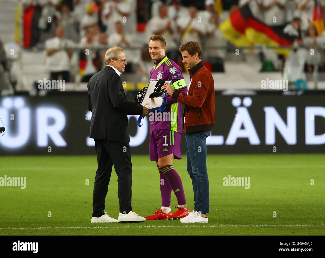 Neuer arm hi-res stock photography and images - Alamy