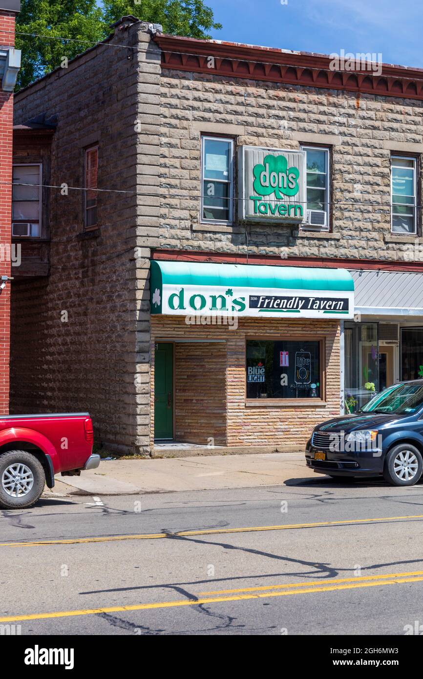 OLEAN, NY, USA-14 AUGUST 2021: Don's semi-Friendly Tavern, storefront ...
