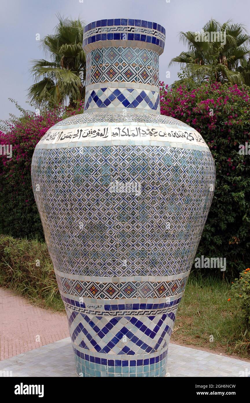 Beautiful pottery Moroccan craftsmanship Stock Photo - Alamy