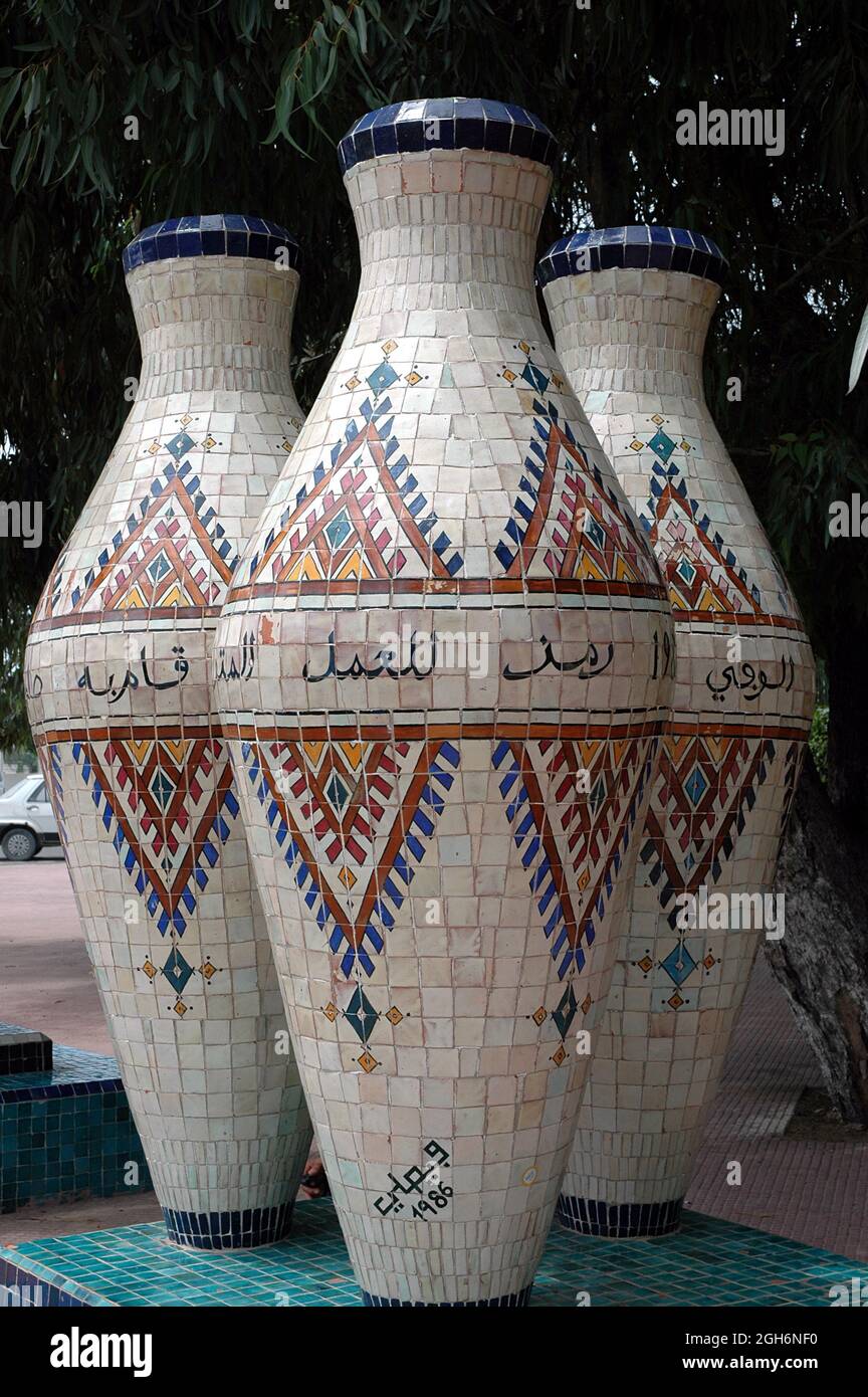 Beautiful pottery Moroccan craftsmanship Stock Photo - Alamy