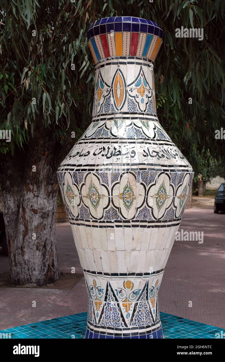 Beautiful pottery Moroccan craftsmanship Stock Photo - Alamy