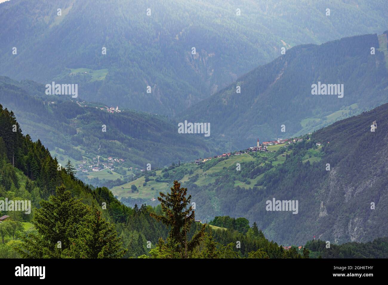 Hilltop cottage area hi-res stock photography and images - Alamy