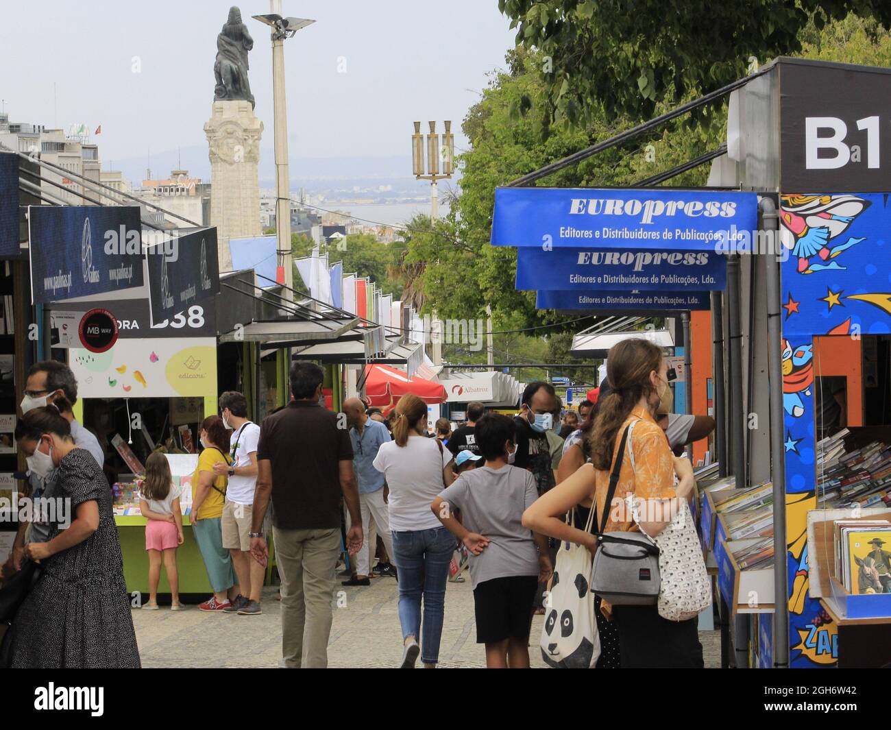 Crowded stands hi-res stock photography and images - Alamy