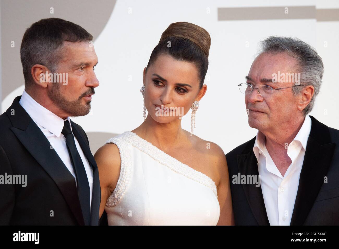 Antonio Banderas, Penelope Cruz and director Gaston Duprat attend the ...