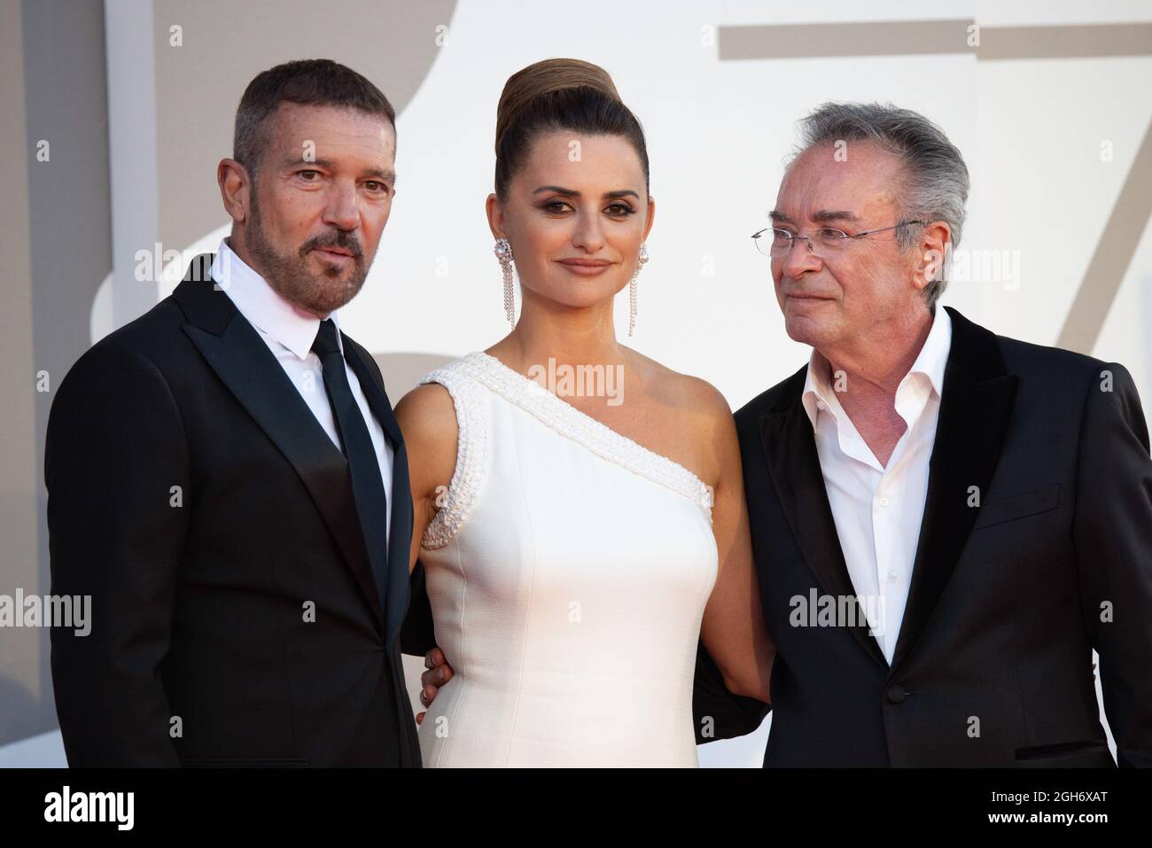 Antonio Banderas, Penelope Cruz and director Gaston Duprat attend the ...