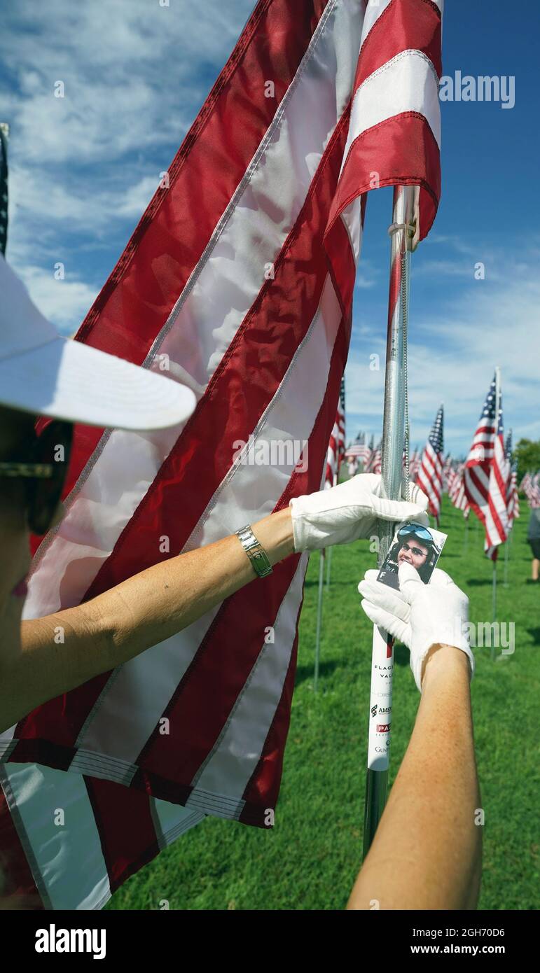St. Louis, United States. 05th Sep, 2021. Volunteer Kim Mellor Hakim ...