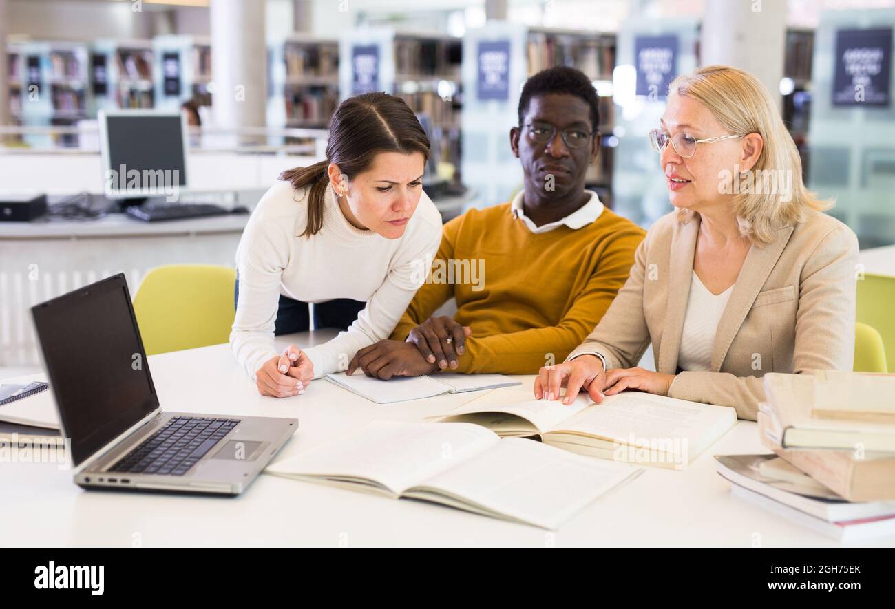 Helping students study library hi-res stock photography and images - Alamy