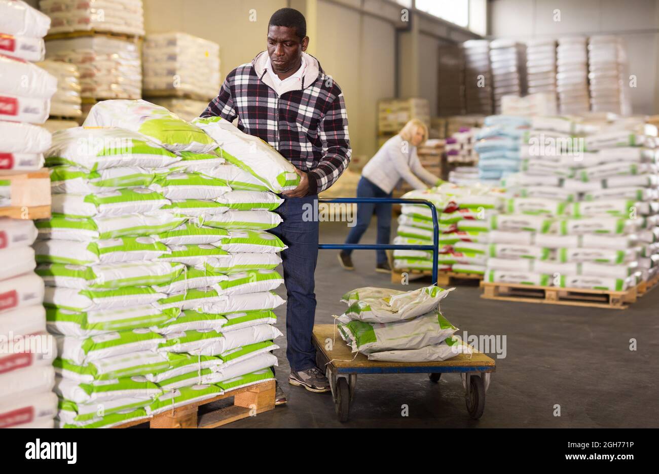 African staff arranging store hi-res stock photography and images - Alamy