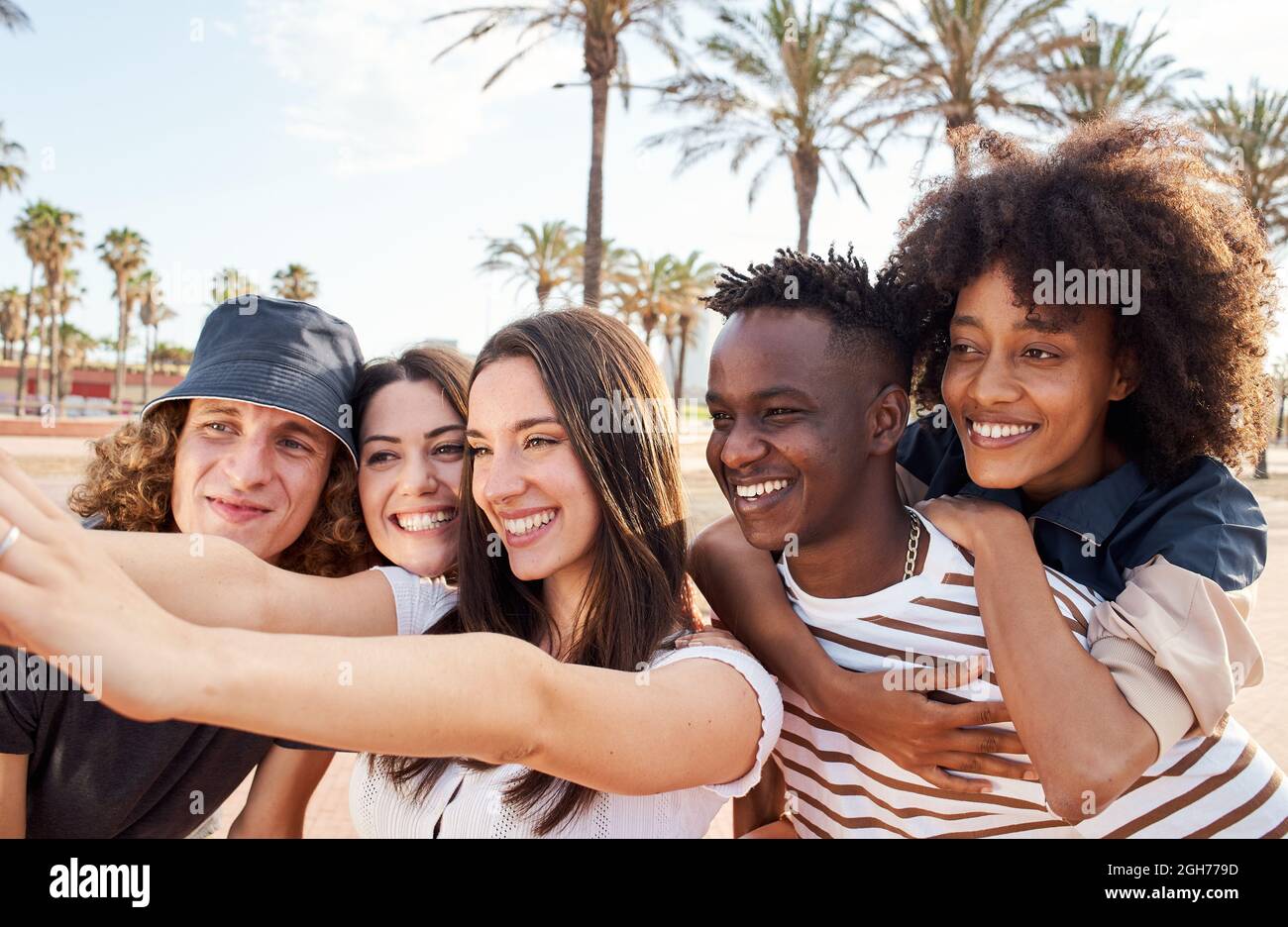 Family laughing having fun outside hi-res stock photography and images ...