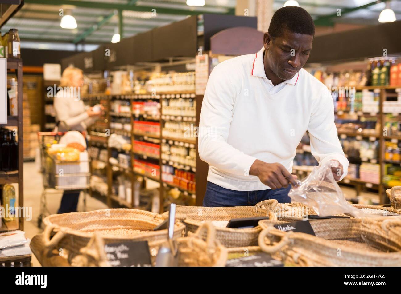 African basket bag hi-res stock photography and images - Alamy