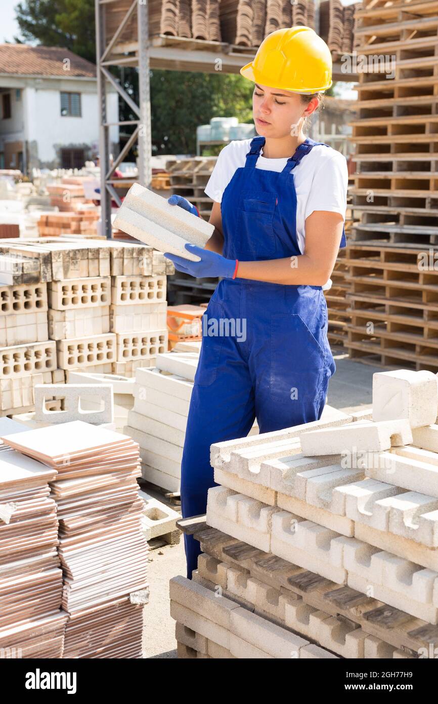 Female builder and U-shaped blocks Stock Photo - Alamy