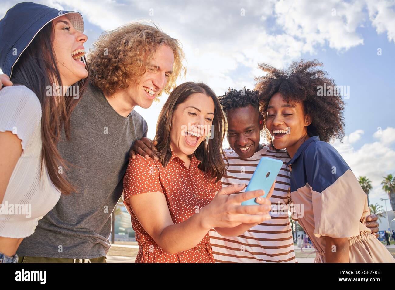 Gen z on phone group hi-res stock photography and images - Alamy