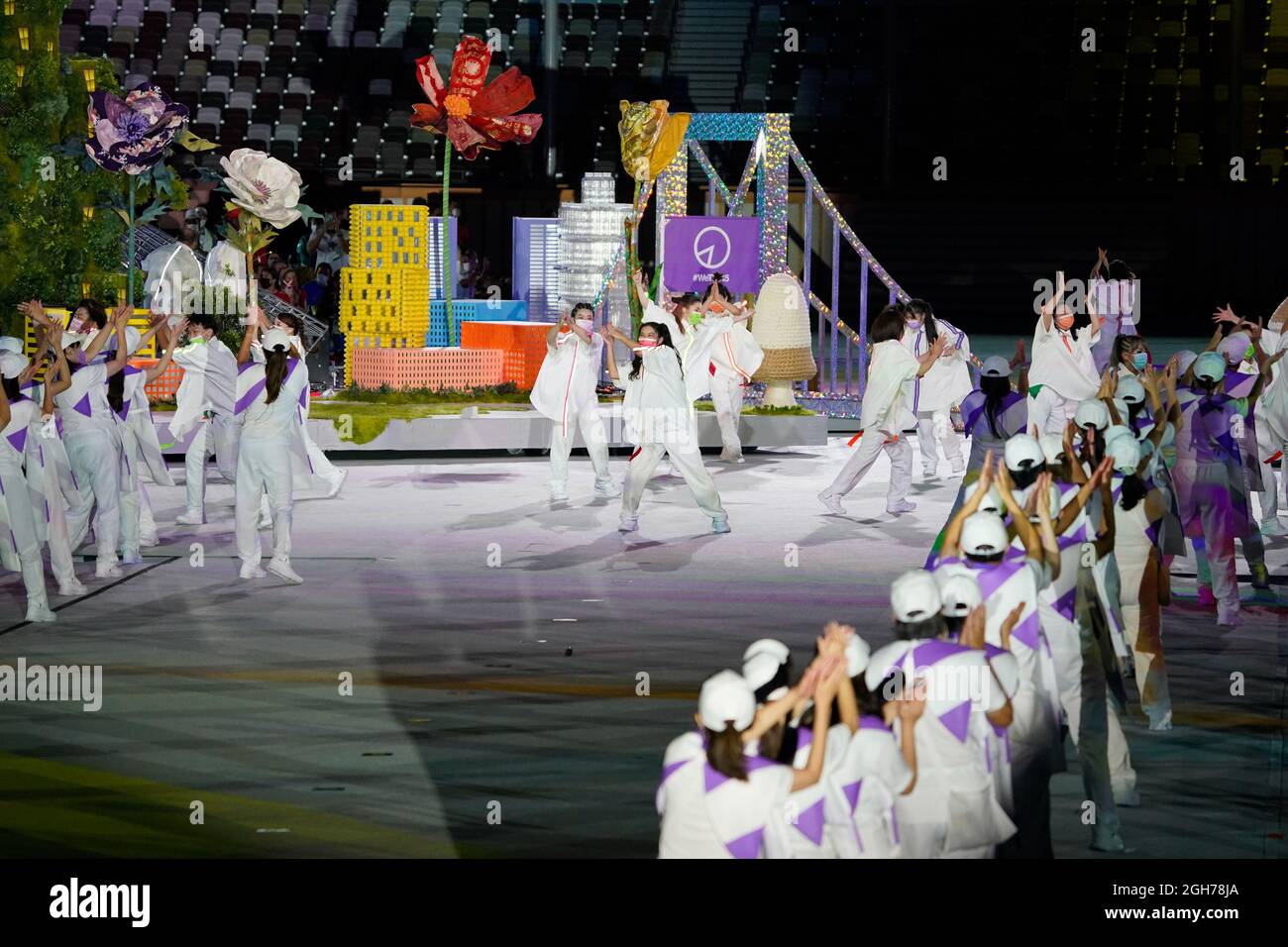 Performers closing ceremony olympic stadium hi-res stock photography ...