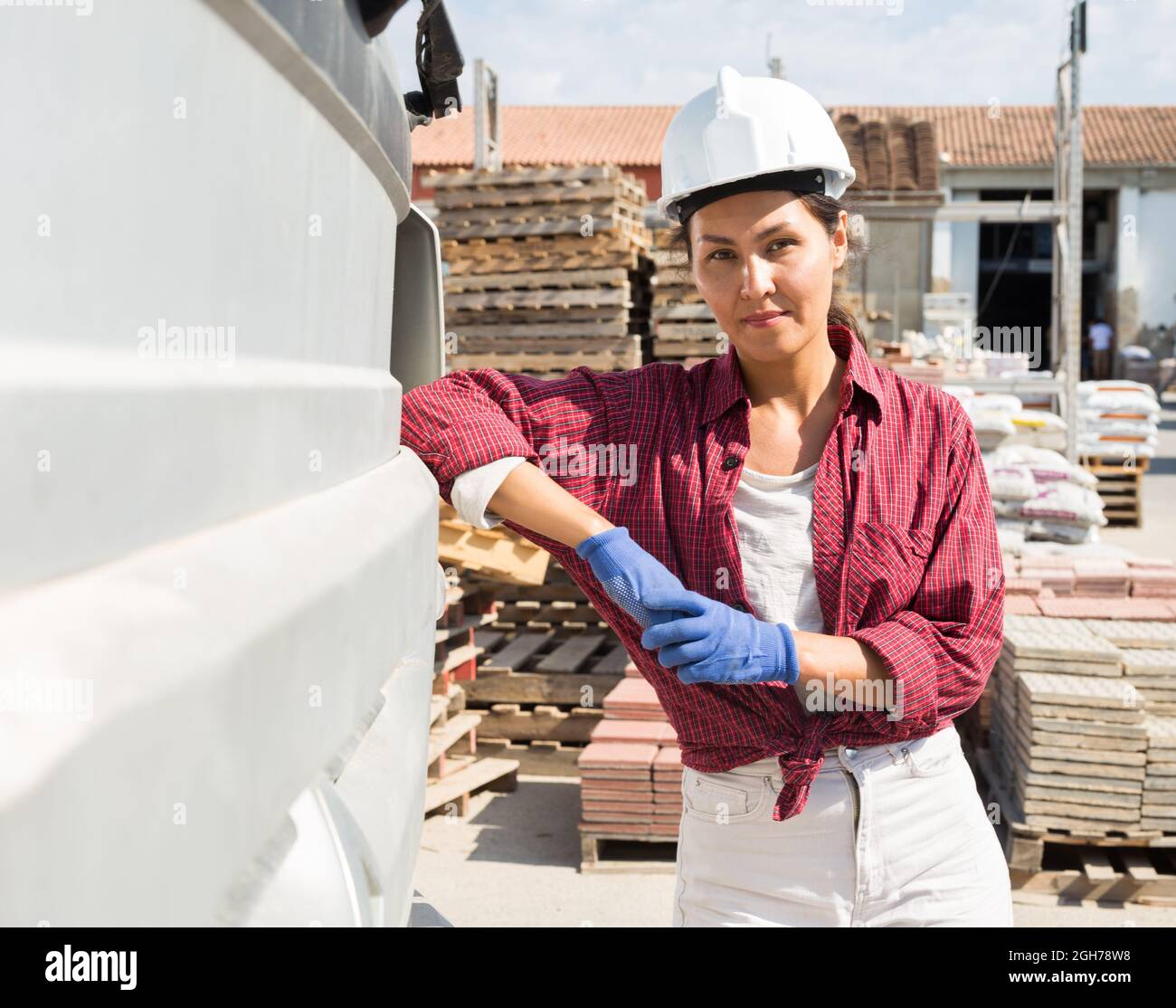 Female hardware store worker hi-res stock photography and images - Alamy