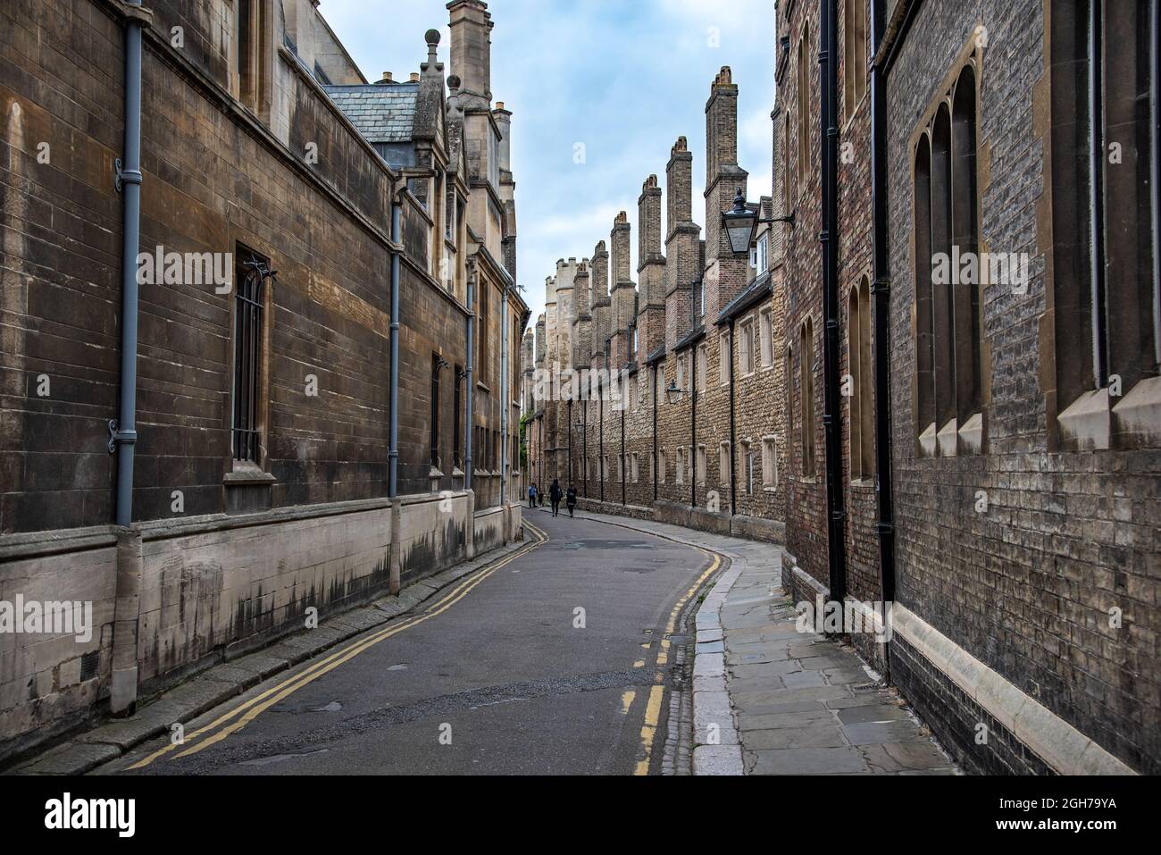 Streets of Cambridge packed with old historical buildings ...