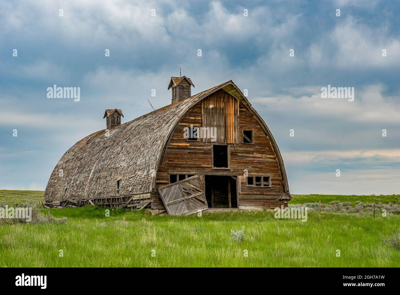 Stormy sky over an old abandoned prairie barn in rural Saskatchewan ...