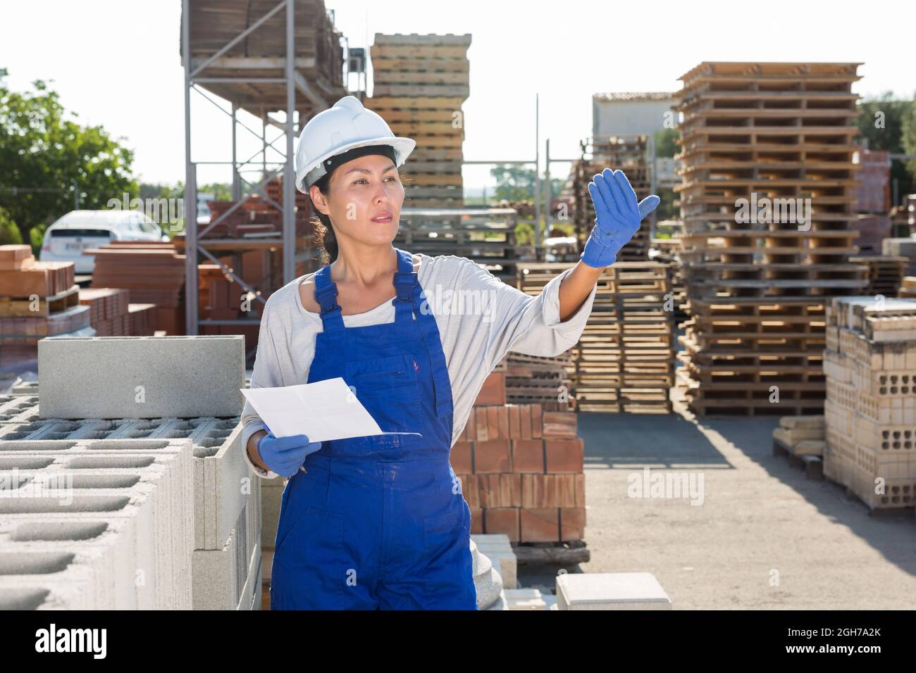 Female builder outside hi-res stock photography and images - Alamy