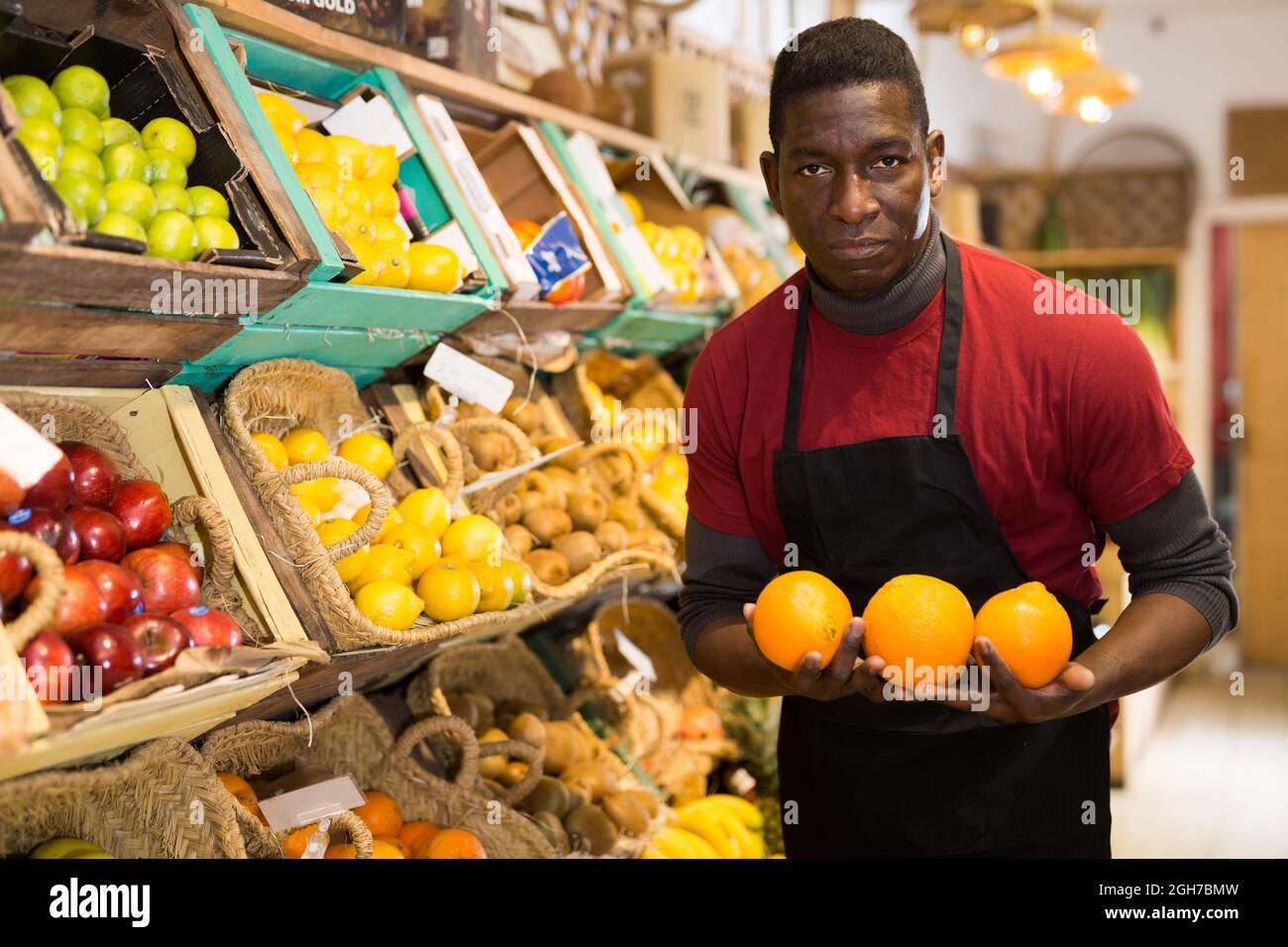 Salesman offering oranges Stock Photo - Alamy