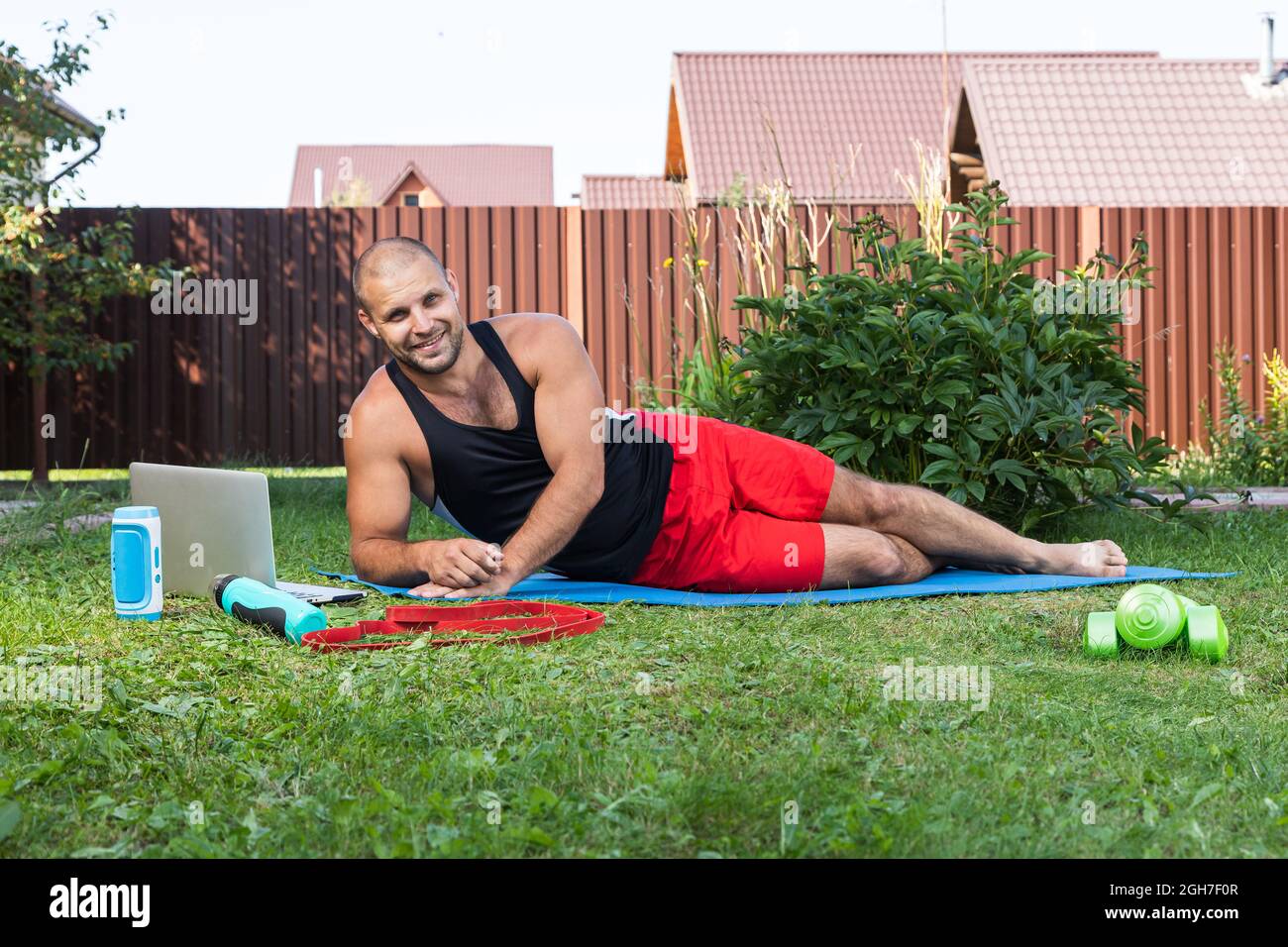Leisure uniform social smiling hi-res stock photography and images - Alamy