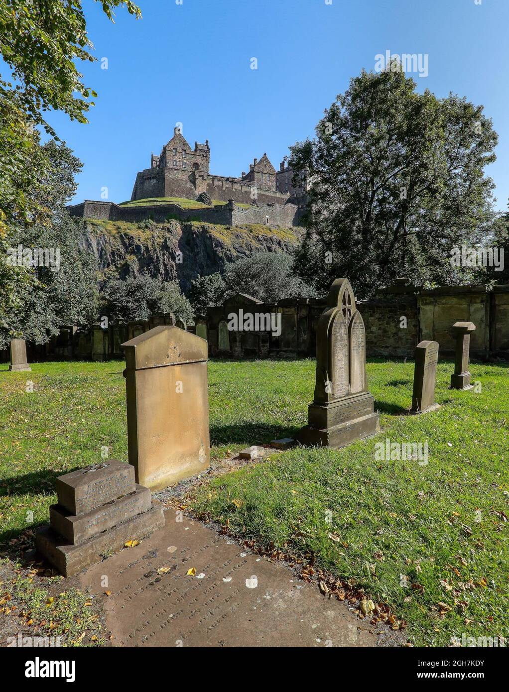 Cemetery edinburgh castle hi-res stock photography and images - Alamy