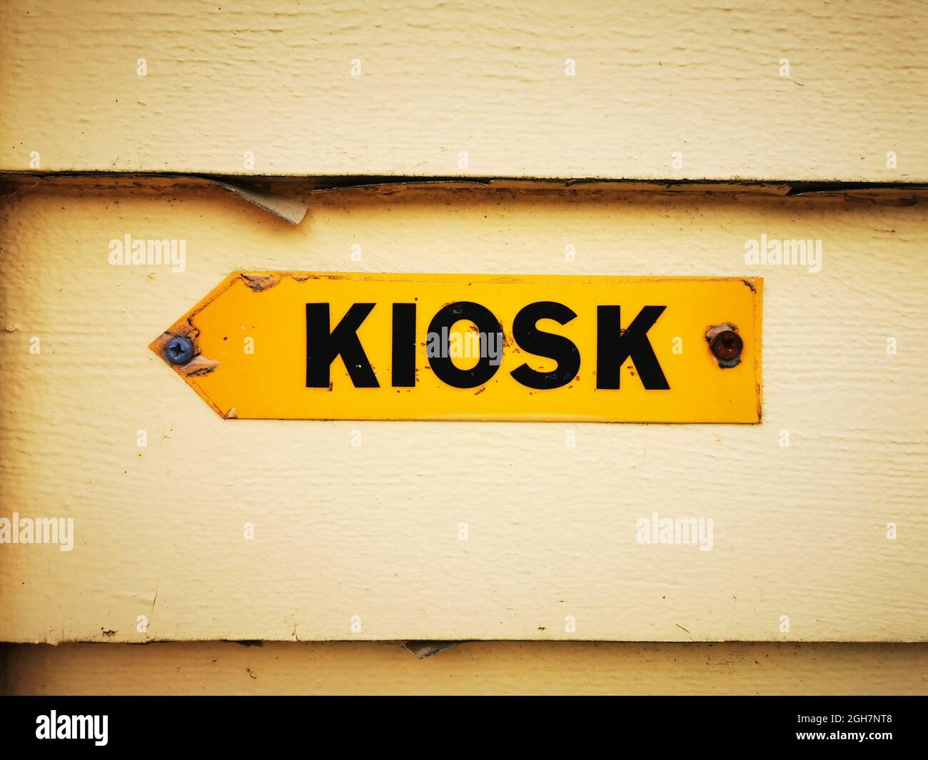 Yellow KIOSK sign with a direction to the left Stock Photo - Alamy