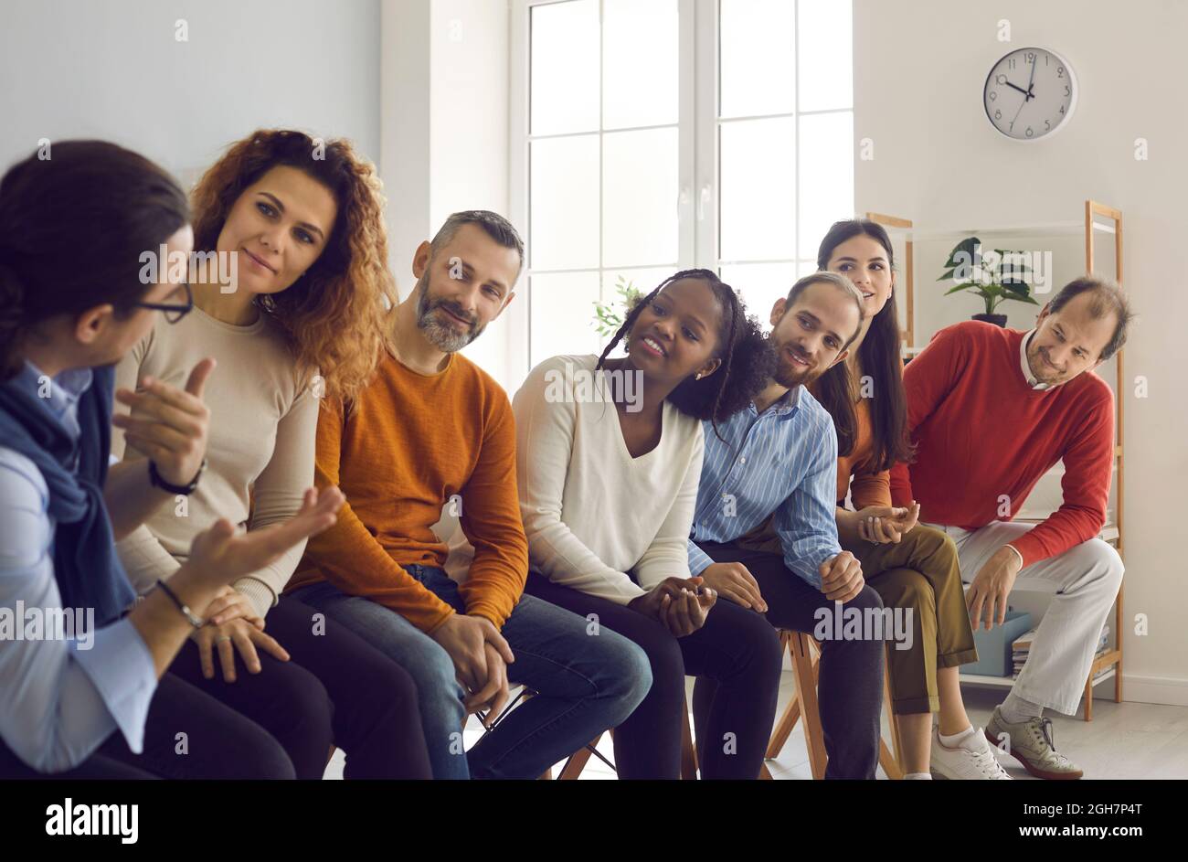 Discussion dialog in group hi-res stock photography and images - Alamy