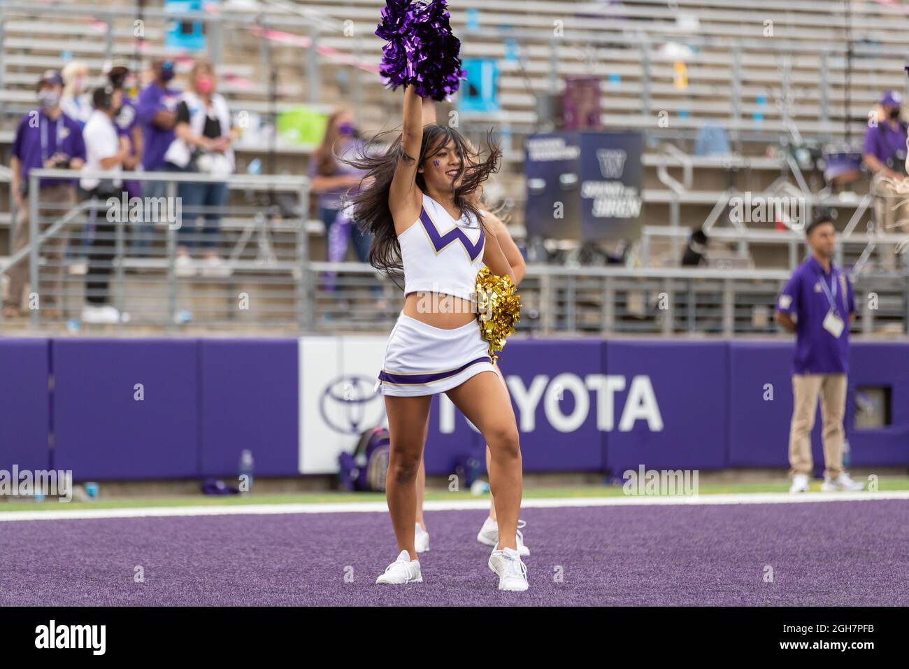 Washington huskies cheerleaders hi-res stock photography and images - Alamy
