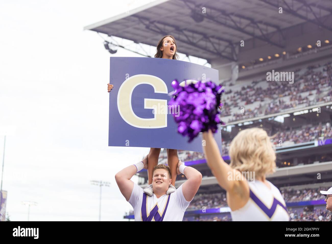 Washington huskies cheerleaders hi-res stock photography and images - Alamy