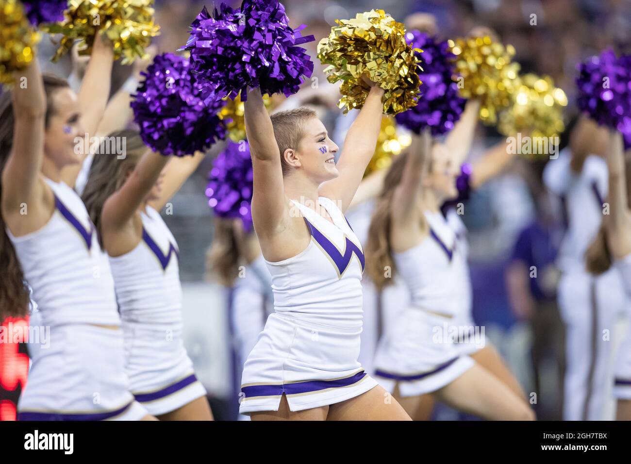 Washington huskies cheerleaders hi-res stock photography and images - Alamy