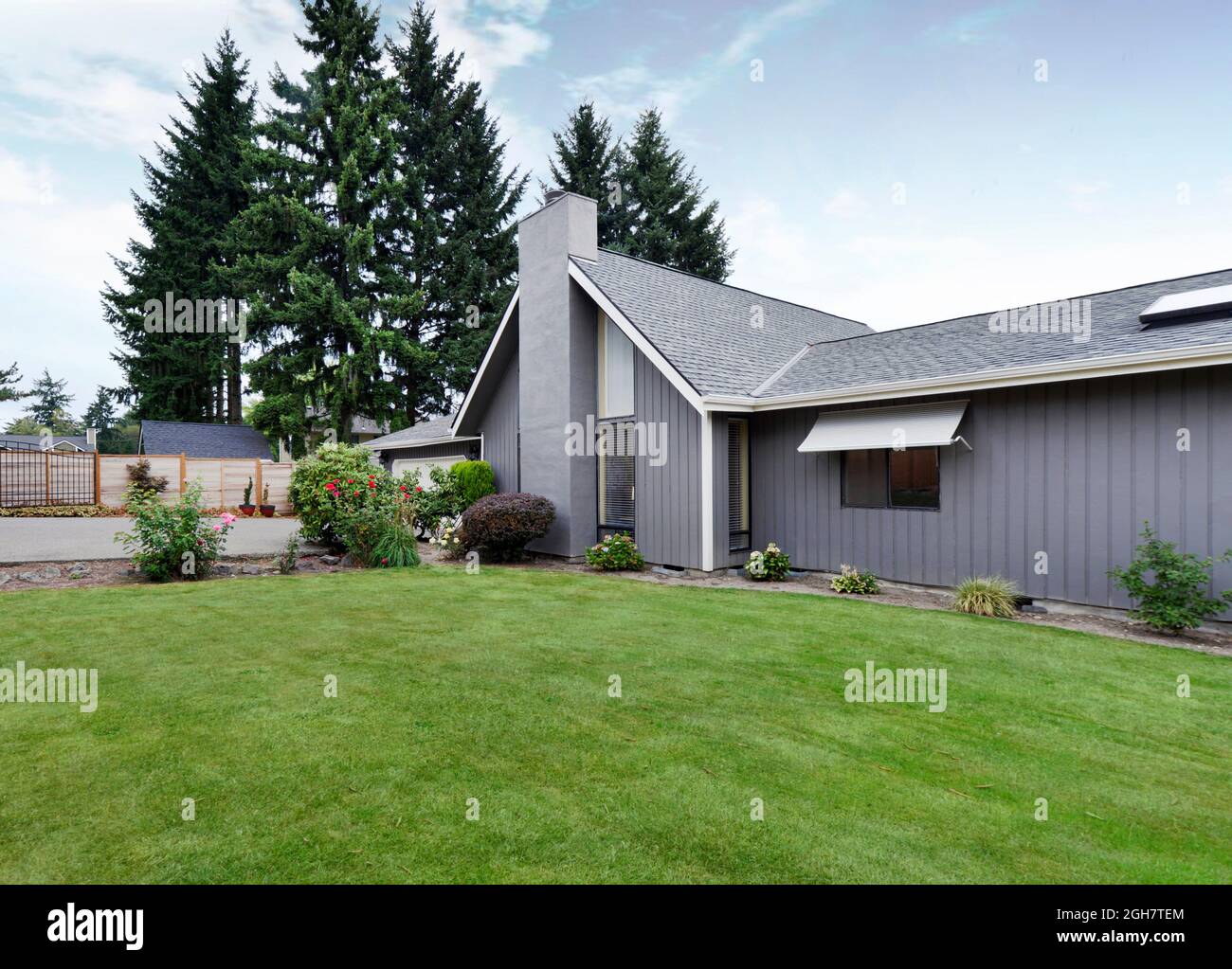 Modern residential exterior Stock Photo - Alamy