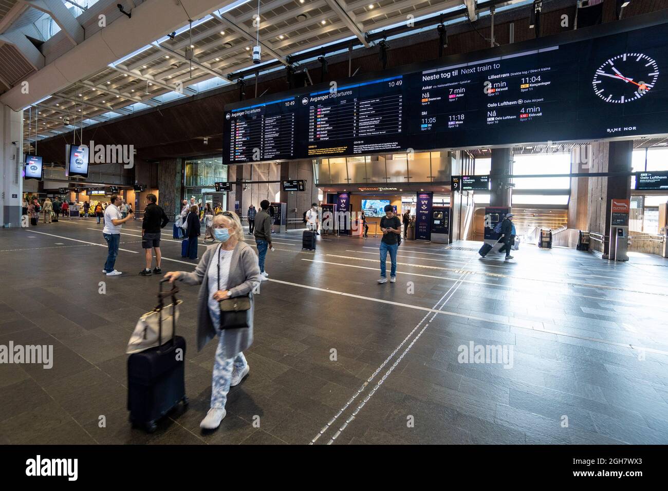 Arrivals departures board central hi-res stock photography and images ...