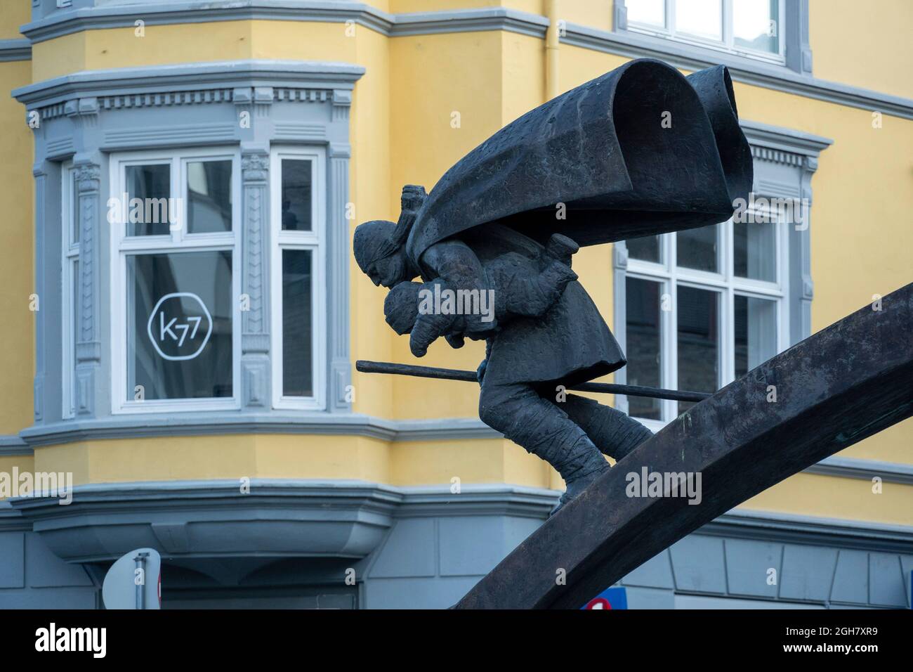 Norway lillehammer birkebeiner statue hi-res stock photography and ...
