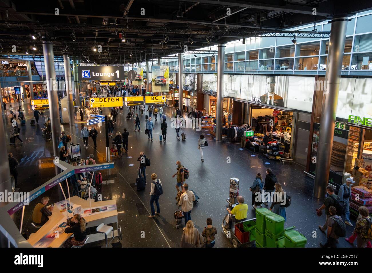 Europe airport 2021 hi-res stock photography and images - Alamy